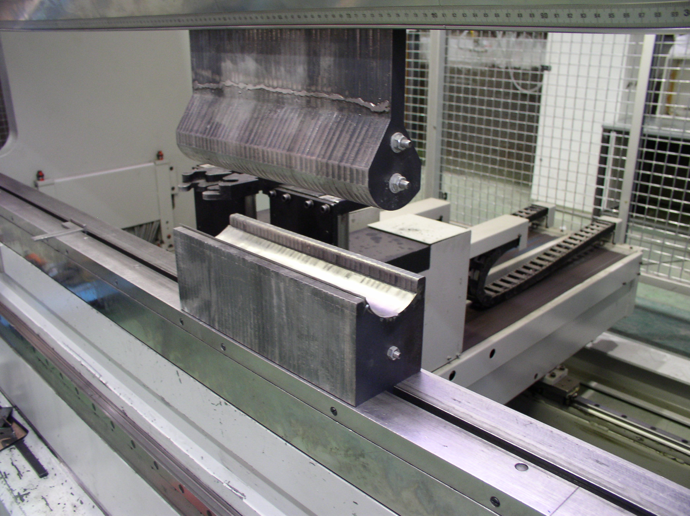 Gięcie blach, zaginanie i felcowanie - Prasy krawędziowe, centrum gnące