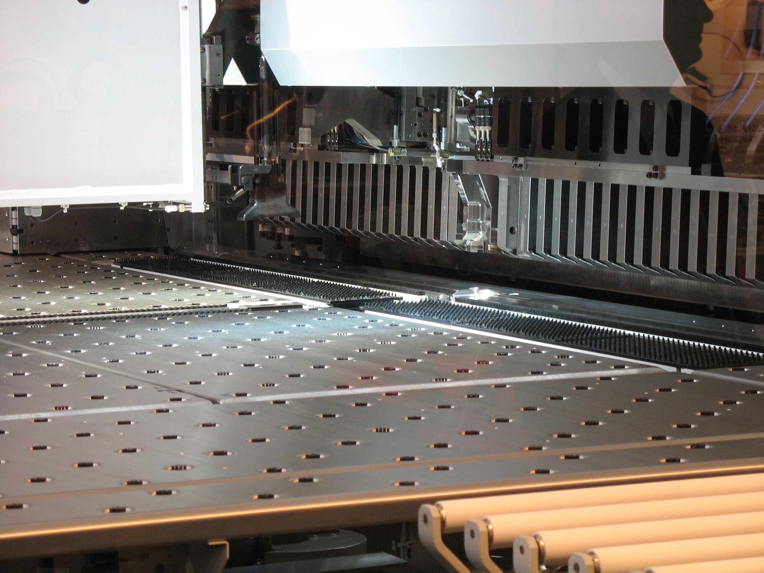 Gięcie blach, zaginanie i felcowanie - Prasy krawędziowe, centrum gnące